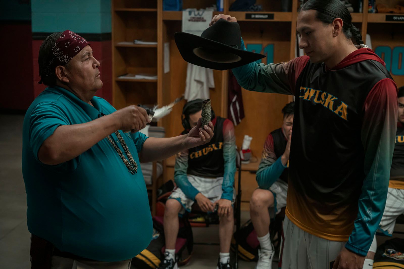 Photo de River Rayne Thomas - Rez Ball : Photo River Rayne Thomas, Ernest Tsosie - Photo 3 sur 4 ...