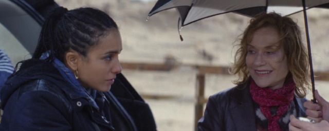 Isabelle Huppert et Hafsia Herzi en femmes libérées dans le film ...