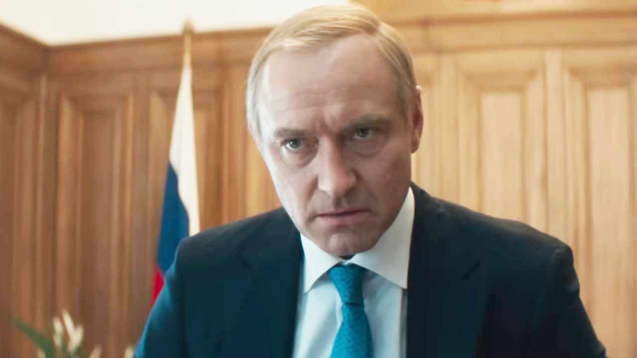 Premières images Le Mage du Kremlin : Jude Law transformé en l'un des hommes les plus redoutés ...