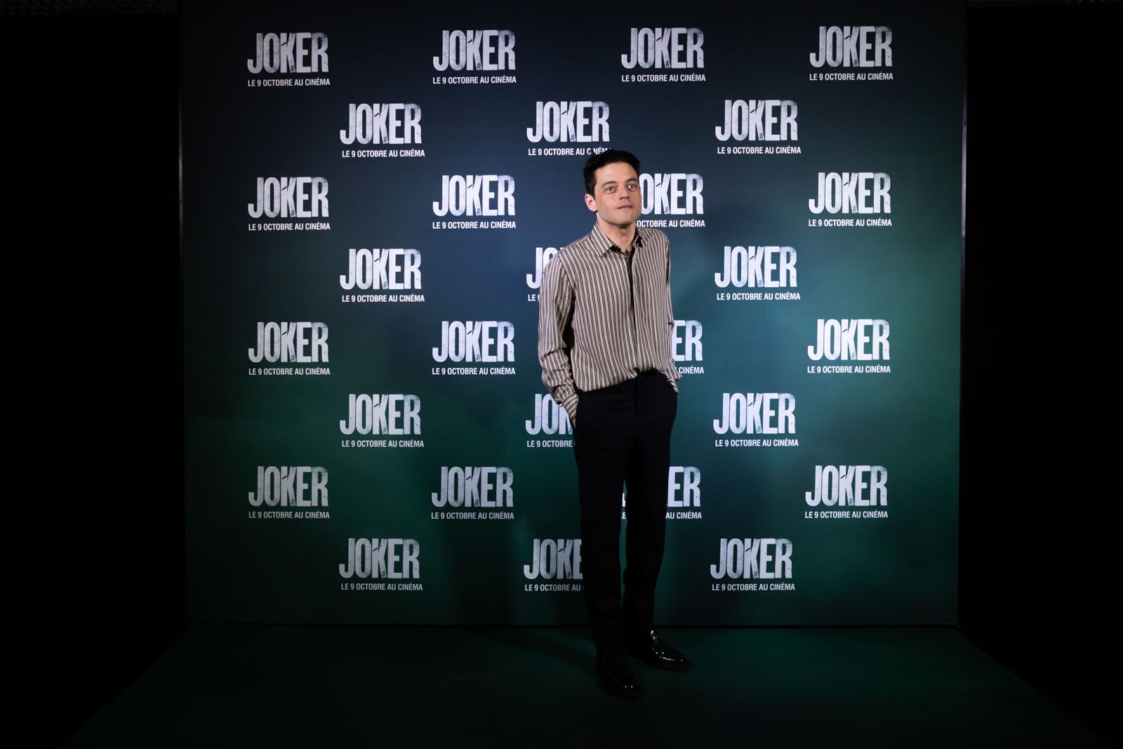Joker : Joaquin Phoenix tout sourire à l'avant-première à Paris - AlloCiné