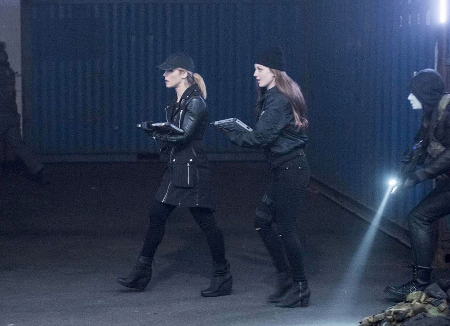 Arrow : Arrow : Photo Kacey Rohl, Emily Bett Rickards - 432 sur 1200 ...