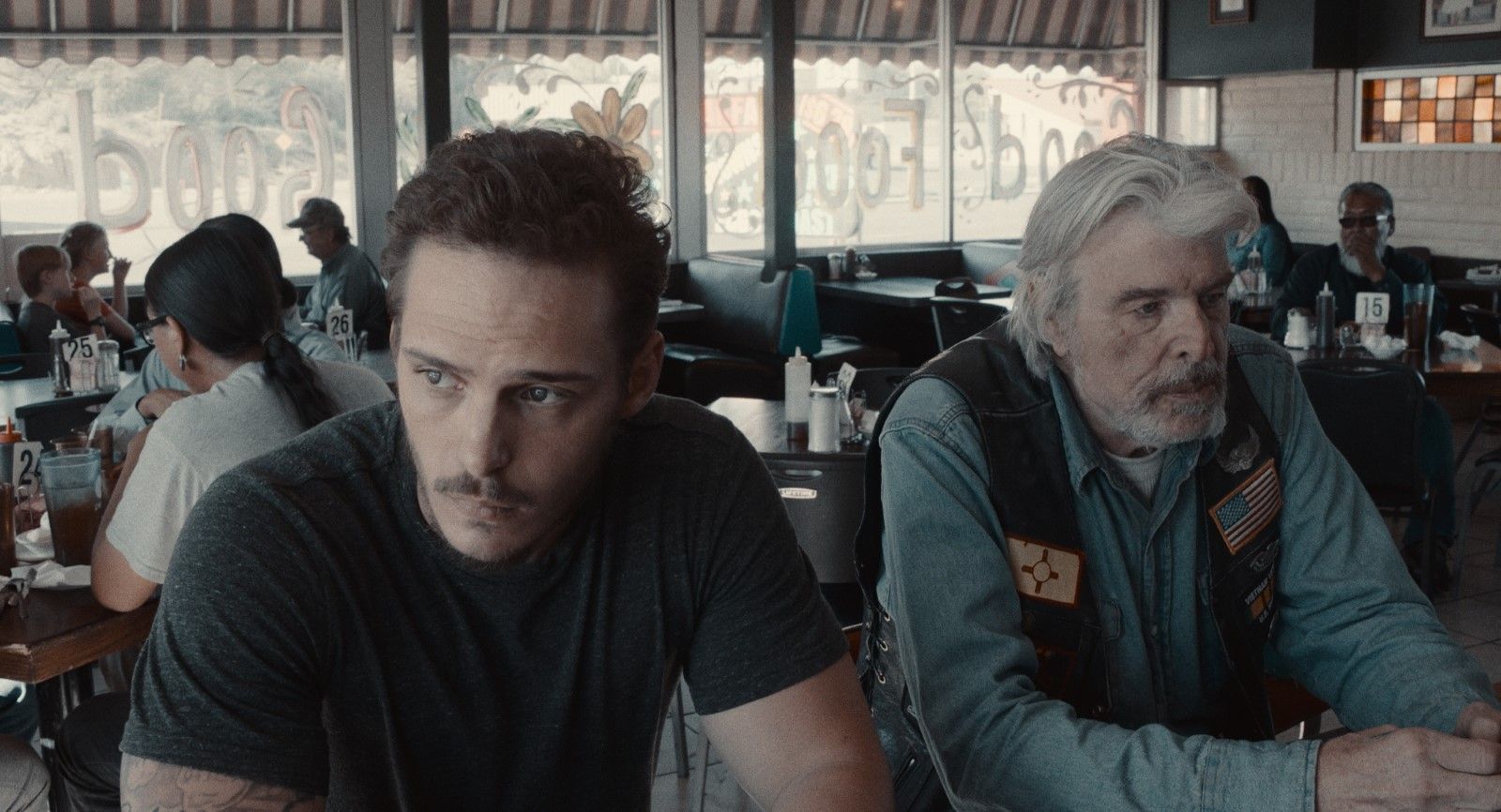 Photo de Max Thayer - Au milieu de la rivière : Photo Max Thayer, Eric Hunter - Photo 1 sur 2 ...