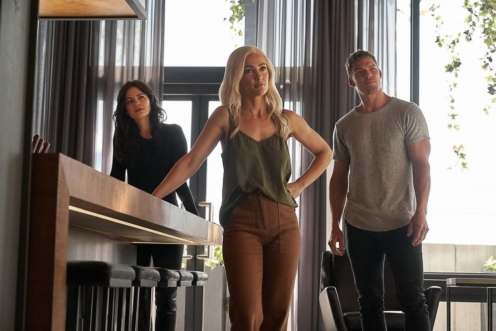 Photo de Alan Ritchson - Titans : Photo Alan Ritchson, Conor Leslie ...