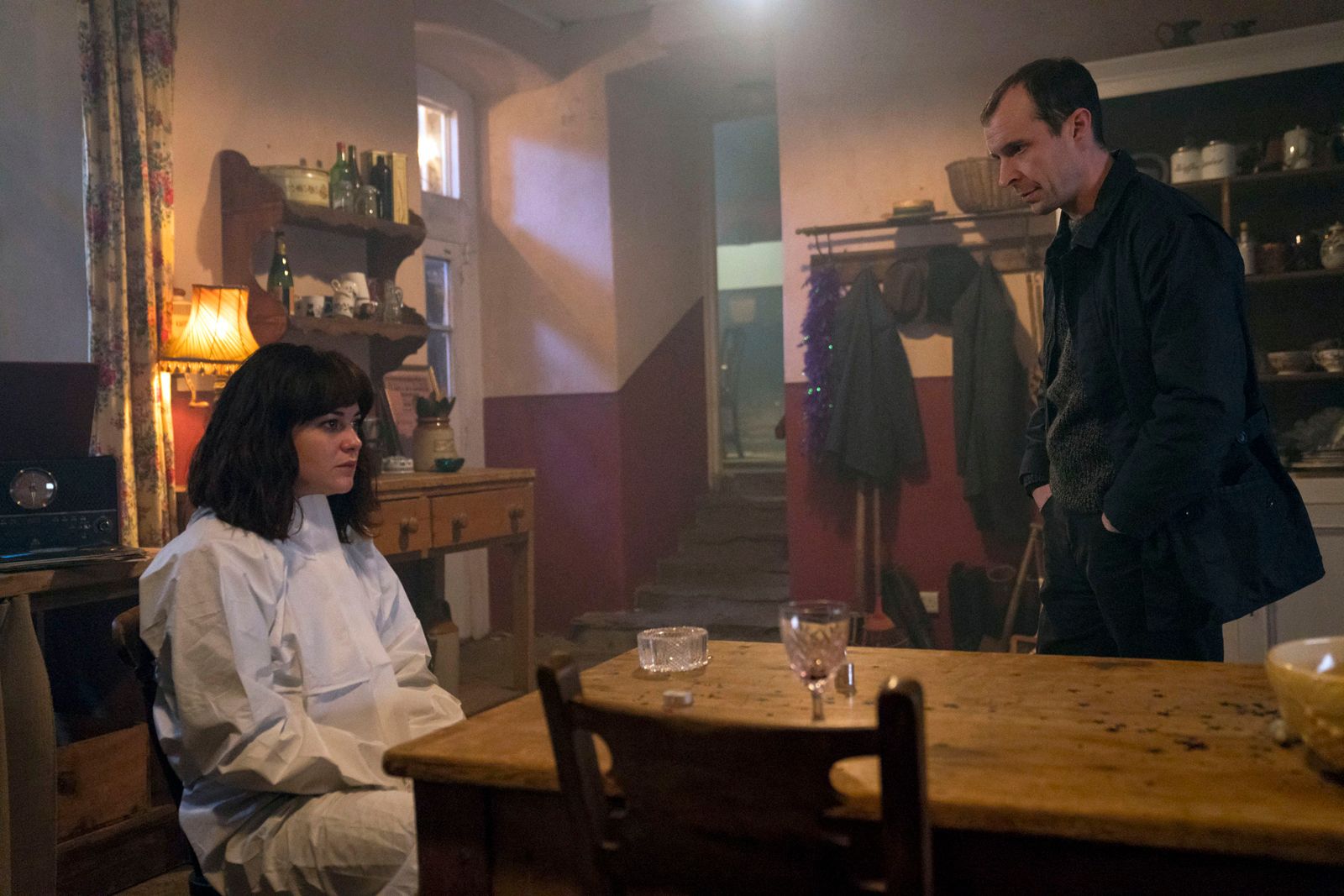 Photo de Sarah Greene - Dublin Murders : Photo Sarah Greene, Frank Mackey - Photo 13 sur 47 ...