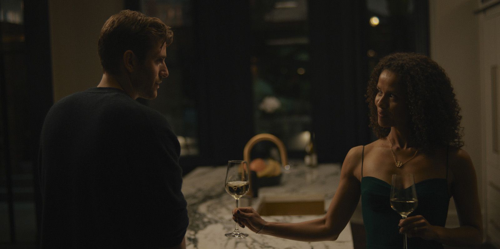 Surface (2022) : Surface (2022) : Photo Oliver Jackson-Cohen, Gugu Mbatha-Raw - 14 sur 19 - AlloCiné