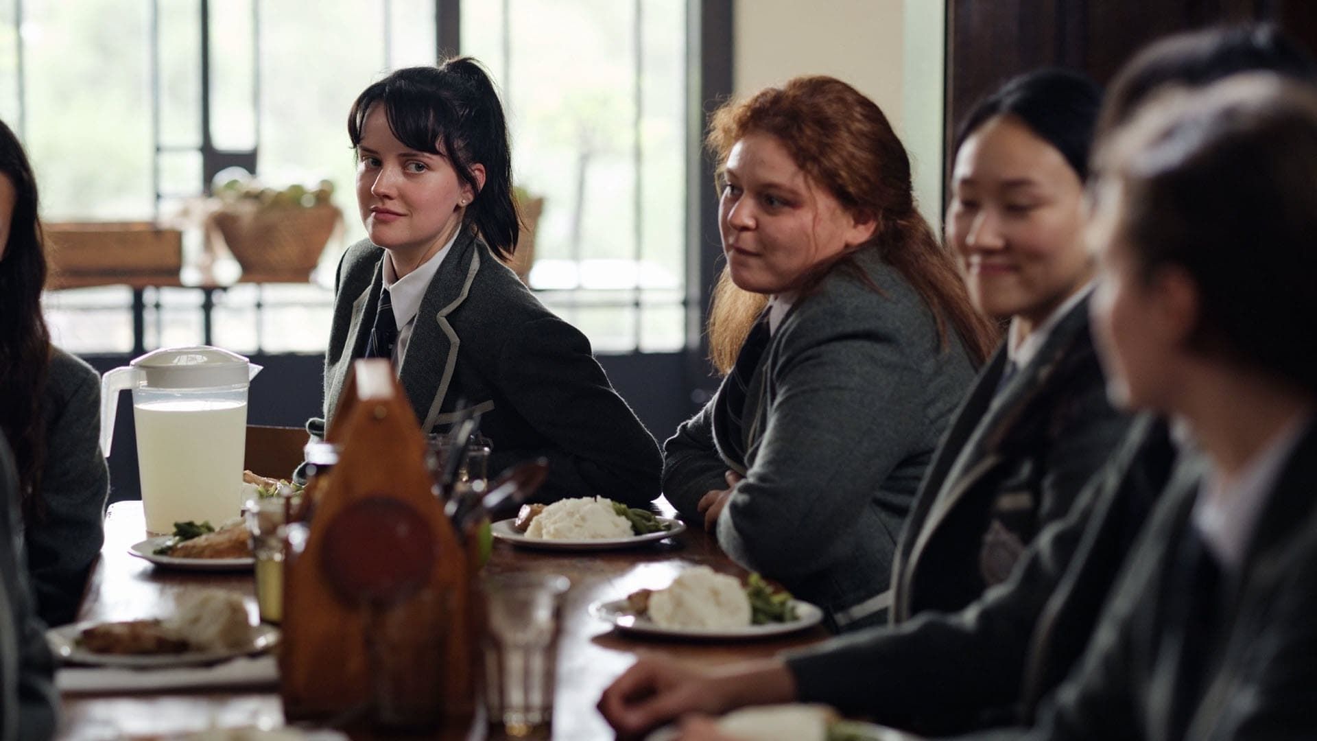 Poster Bad Behaviour saison 1 - Affiche 4 sur 8 - AlloCiné