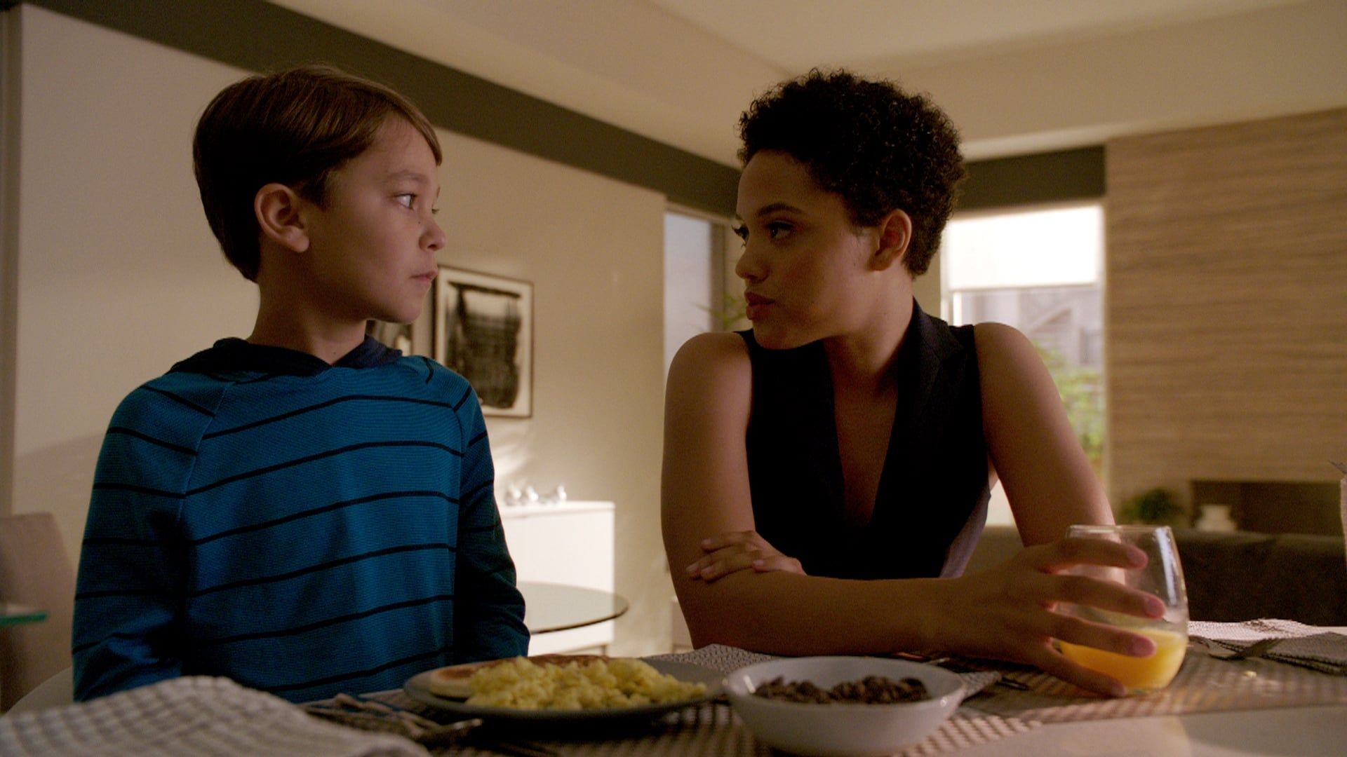 Poster Extant saison 2 - Affiche 5 sur 134 - AlloCiné