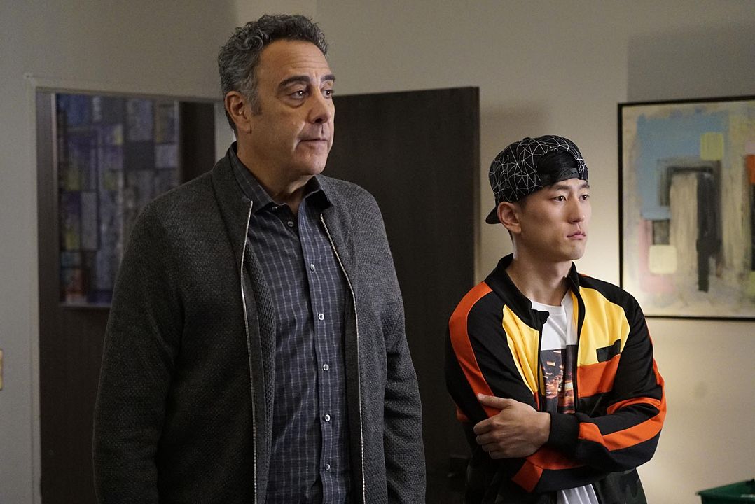 Single Parents : Single Parents : Photo Brad Garrett, Jake Choi - 40 ...