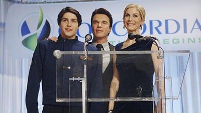 Poster V (2009) saison 2 - Affiche 6 sur 158 - AlloCiné